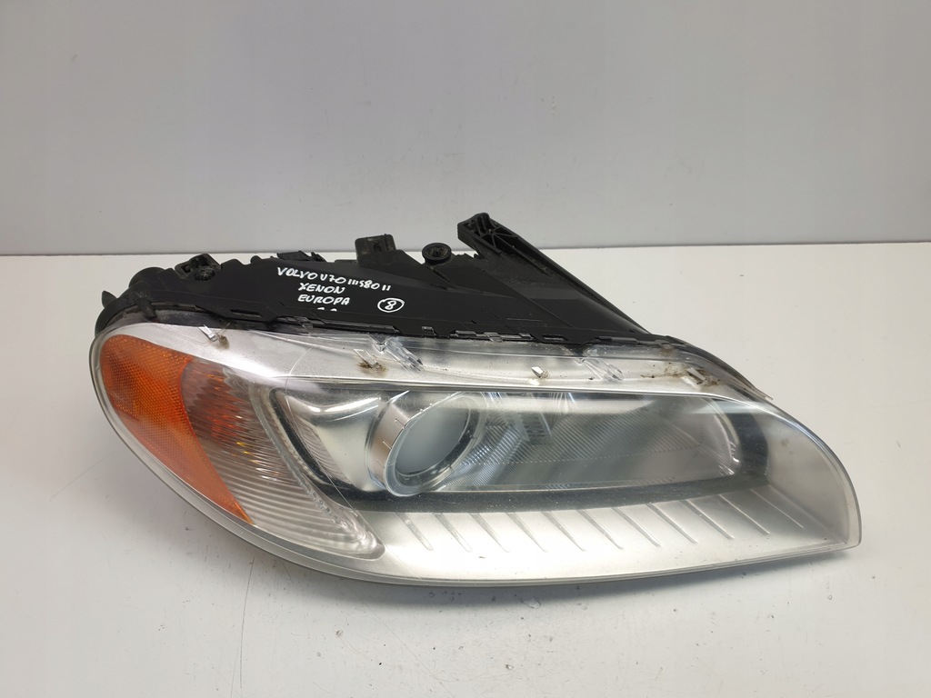 Volvo V70 III PRZEDNIA LAMPA PRAWA BI XENON SKRĘTN - 13261069915 ...