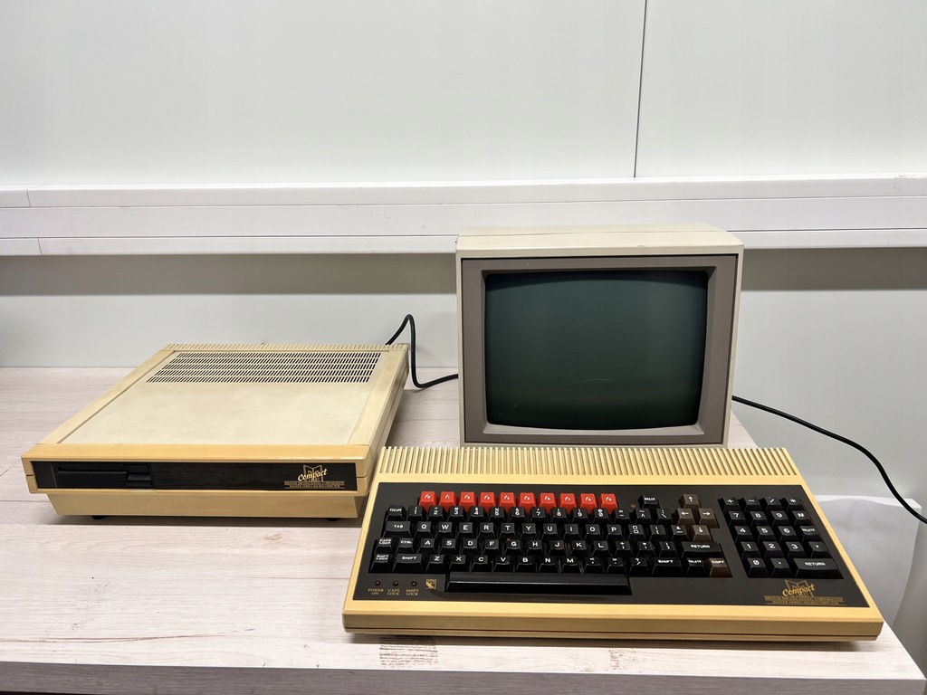 BRITISH MICROCOMPUTER COMPACT KOMPUTER PC RETRO - 12072933660 ...