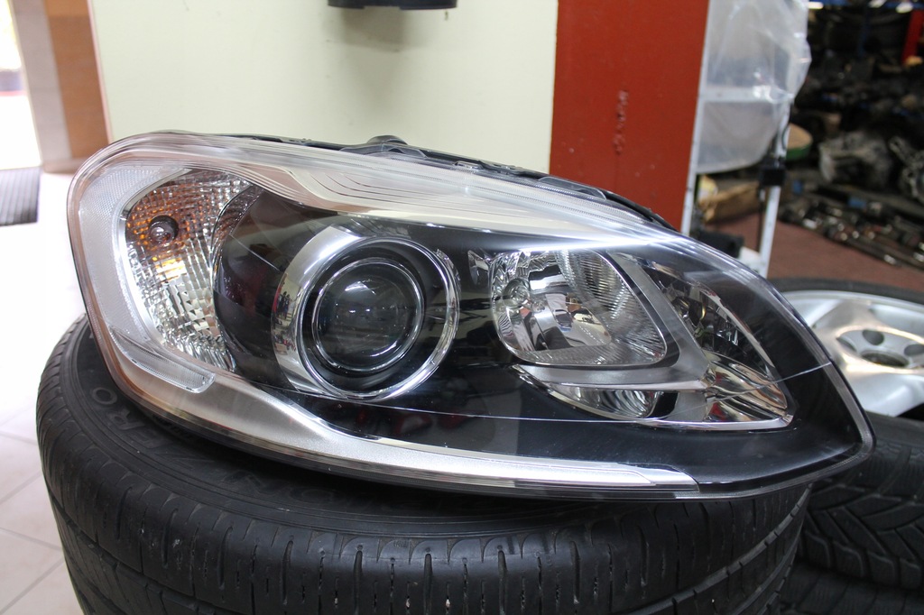 VOLVO XC60 LAMPA XENON PRAWA XENON 31420250 - 7602221445 - oficjalne ...