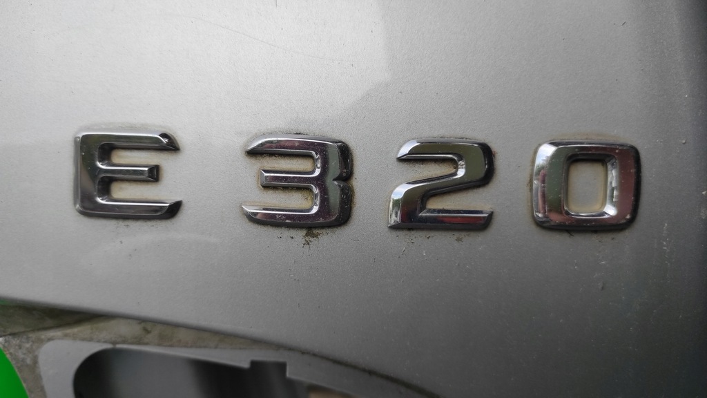 MERCEDES W211 EMBLEMAT LOGO E320 - 12172995713 - oficjalne archiwum Allegro