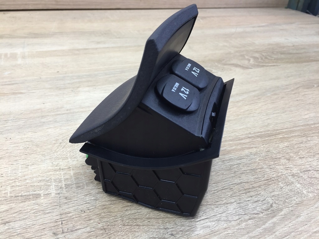 GNIAZDO ZAPALNICZKI 12V MERCEDES W221 A2218200009 - 9052374424 ...