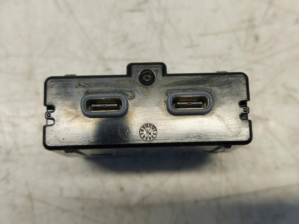 CUPRA FORMENTOR 5FF Gniazdo USB tunel tył - 14877807270 - oficjalne ...