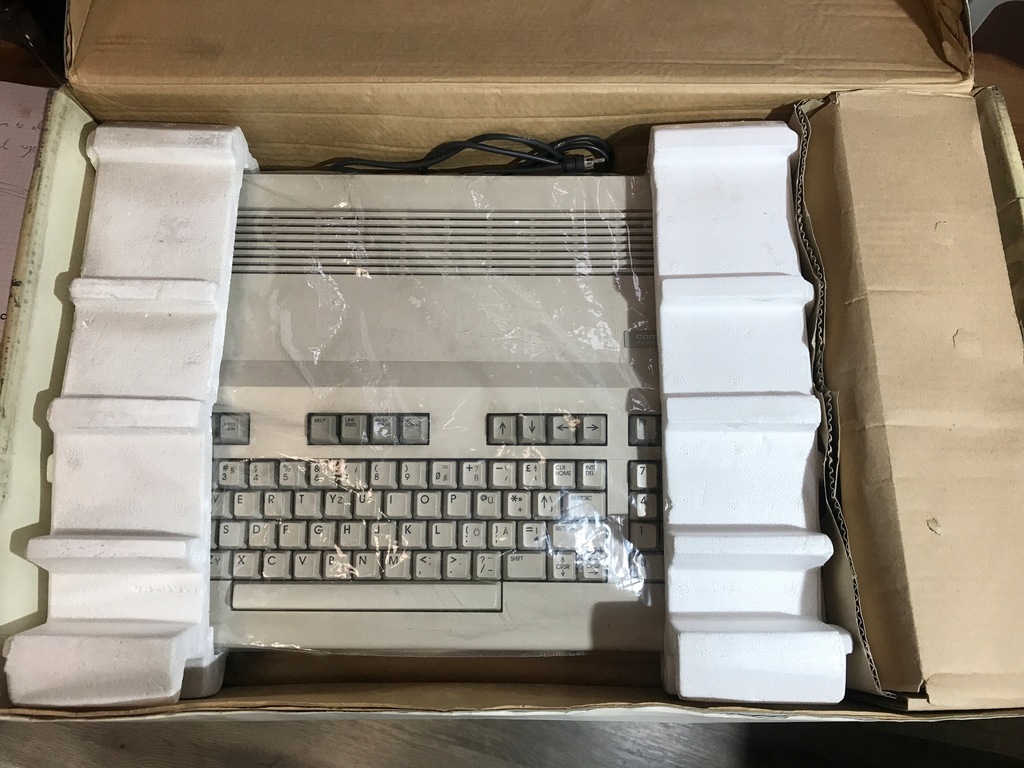 Commodore 128. Komputer świetny stan, BOX średni - 10512912575 ...
