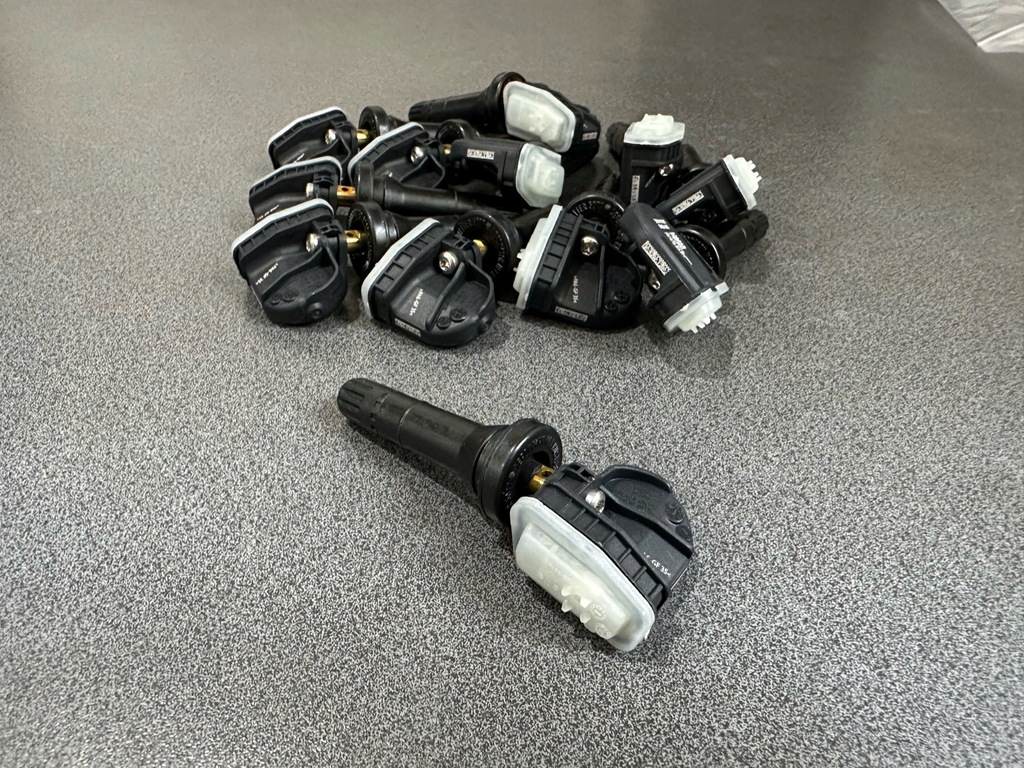 1X NOWY CZUJNIK CIŚNIENIA OPON KÓŁ TPMS HYUNDAI ILOAD 52940BV100 2023R ...