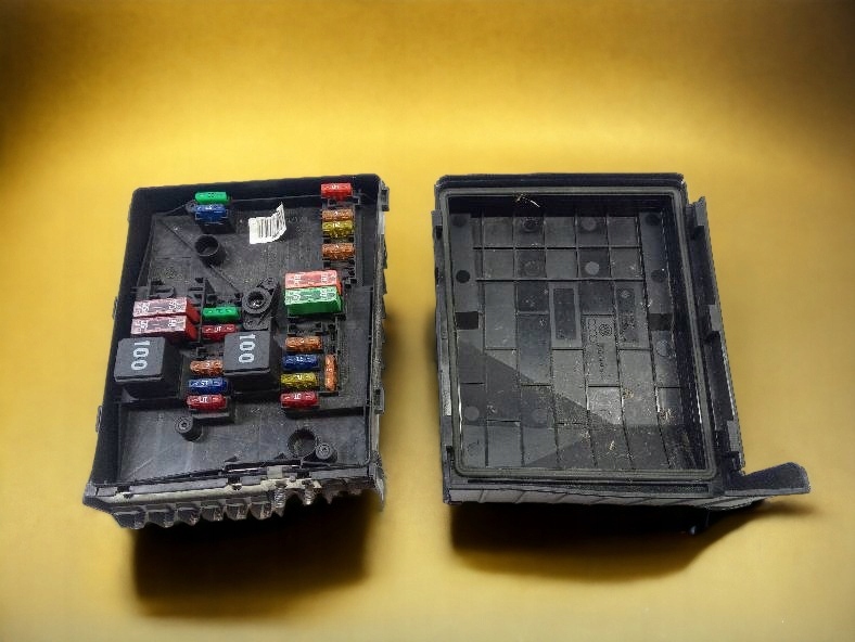 SKRZYNKA BEZPIECZNIKÓW 1K0937125D Audi A3 II (2003-2012) 8P ...