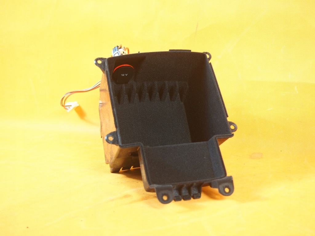 Audi Q5 8R Schowek Podłokietnika Gniazdo 12V 211KM - 12700784125 - oficjalne archiwum Allegro