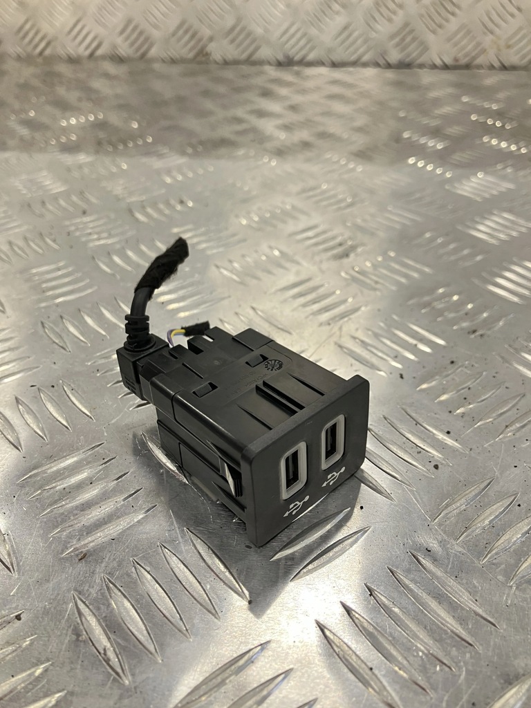 GNIAZDO PORT USB HUB FORD FOCUS MK4 18- HC3T-14F014-DB - 17347025140 ...