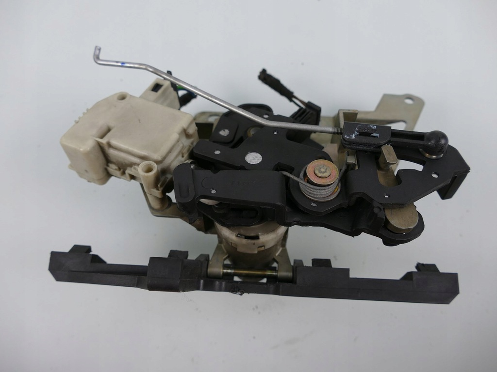 VW PASSAT B5 SEDAN KLAMKA ZAMEK KLAPY BAGAŻNIKA - 12341540302 - oficjalne archiwum Allegro