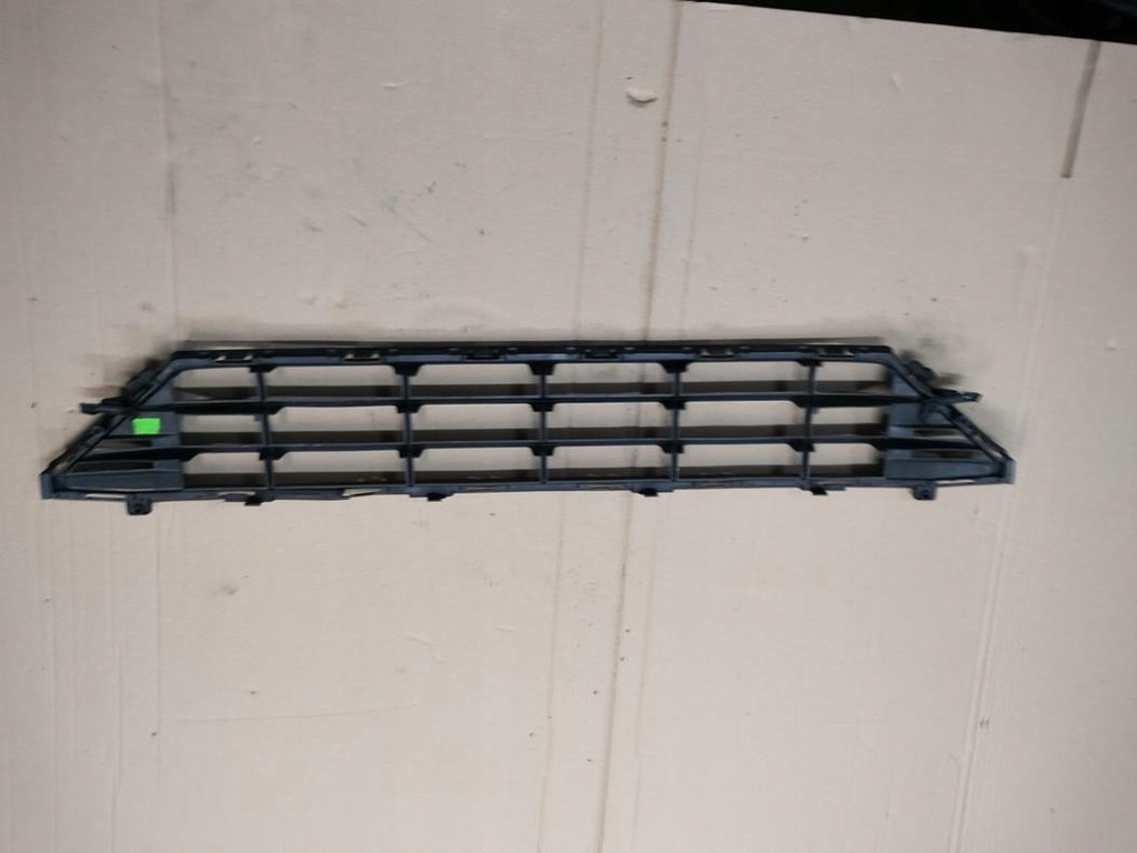 VOLVO XC60 II KRATKA ŚRODKOWA W ZDERZAK PRZÓD 32296070 ORYGINAŁ IGŁA ...