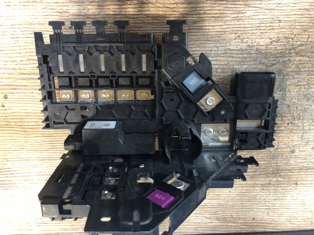 MERCEDES C238 SKRZYNKA BEZPIECZNIKÓW 0009824823 - 12412706977 ...