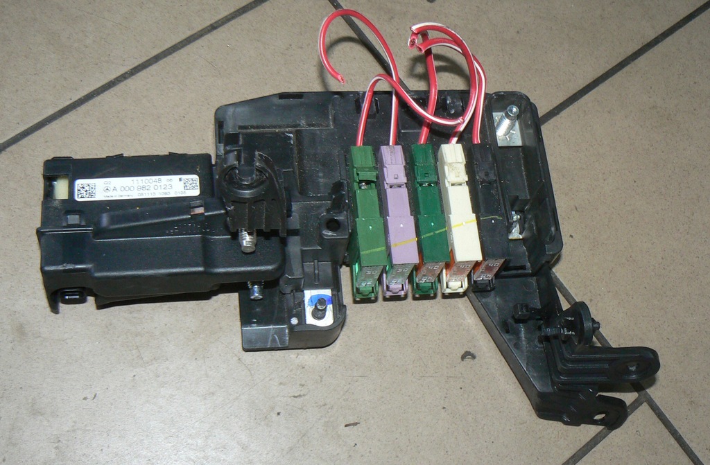 MERCEDES SKRZYNKA BEZPIECZNIKÓW A0009820123 - 7898759799 - oficjalne ...