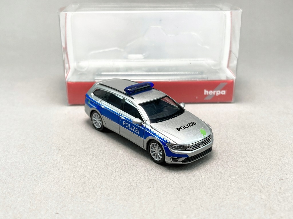 Volkswagen Passat B8 GTE Polizei Herpa 093910 1:87 - 13930508089 - oficjalne archiwum Allegro