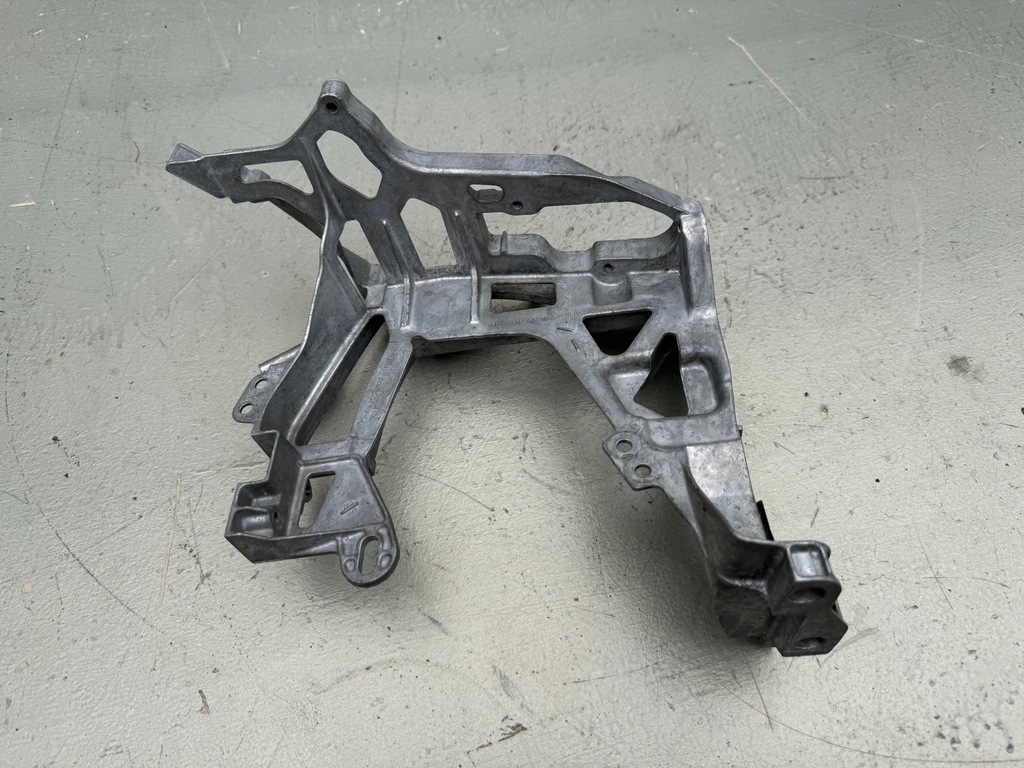 MERCEDES C-KLASA W205 14-21R WSPORNIK OKULAR PASA PRZÓD A2056221700 ...