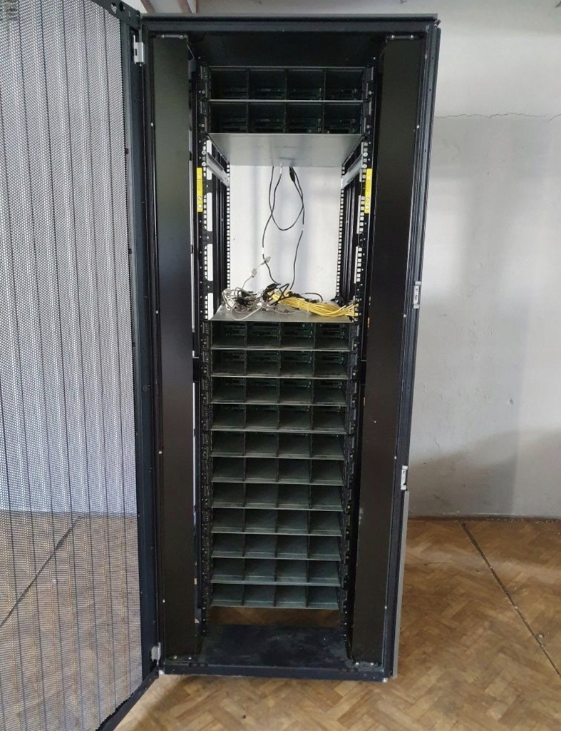 Szafa rakowa HP z 13 serwerami IBM - 11178497170 - oficjalne archiwum ...