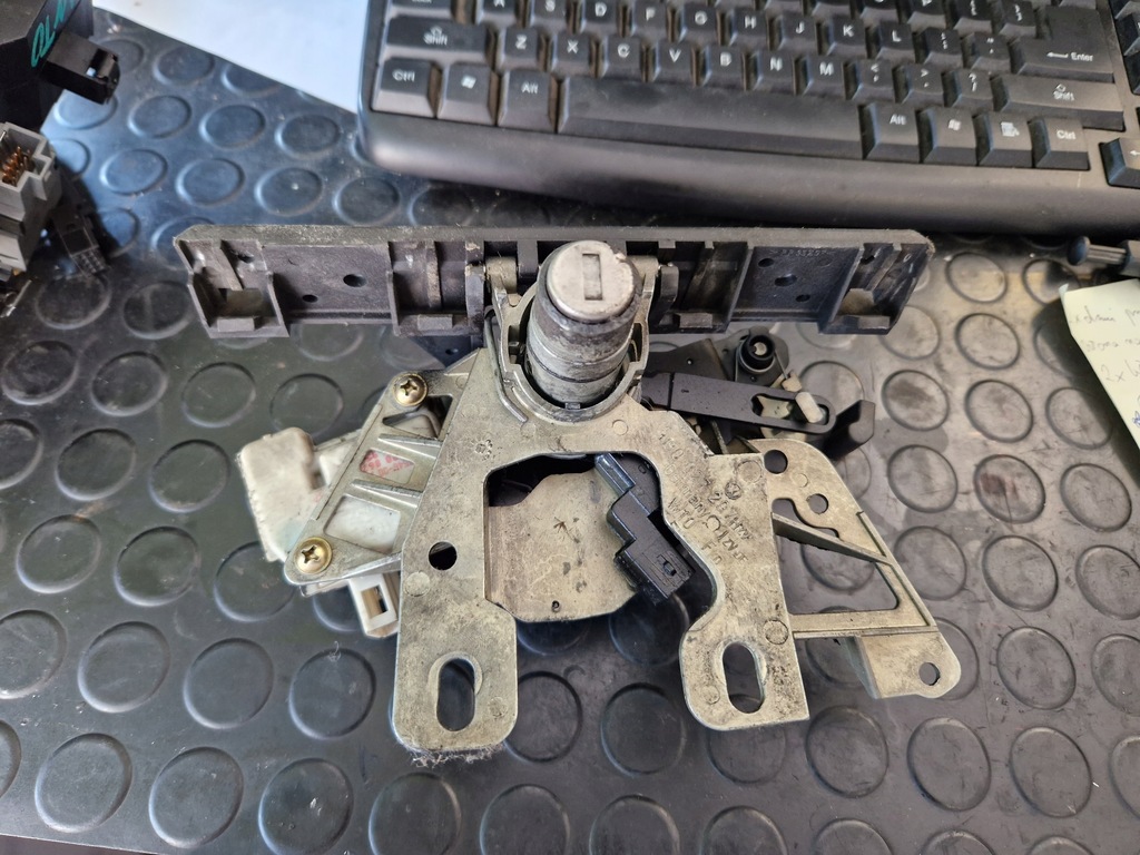 VW PASSAT B5 ZAMEK KLAPY BAGAŻNIKA - 14203315900 - oficjalne archiwum Allegro