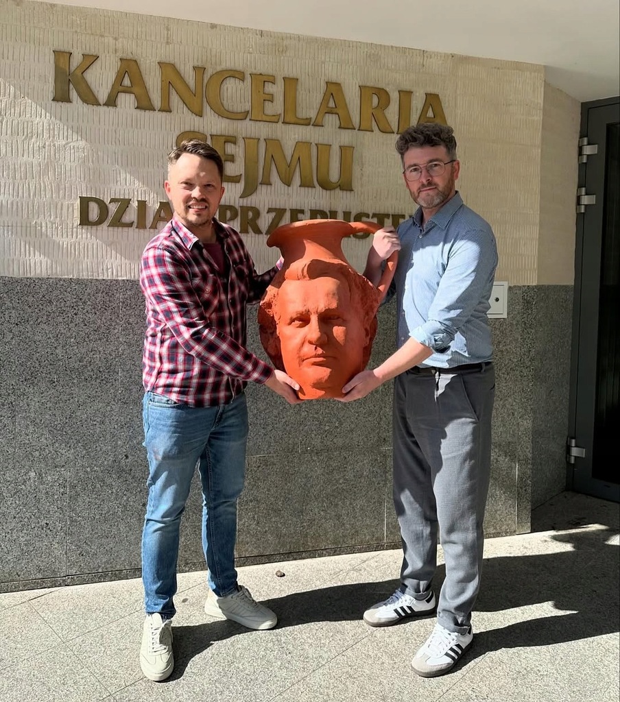 Statuetka Dzban Roku z Przemysławem Czarnkiem - 17176113802 - oficjalne ...