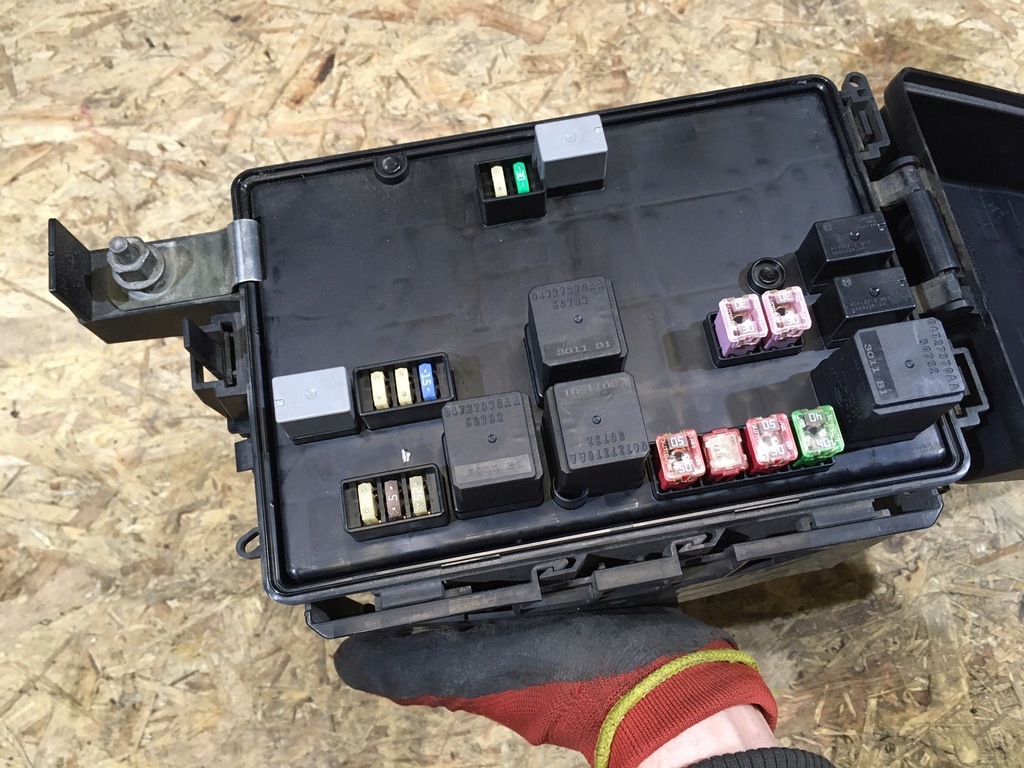 Bezpieczniki skrzynka bezpieczników Challenger 09- - 10090218640 - oficjalne archiwum Allegro