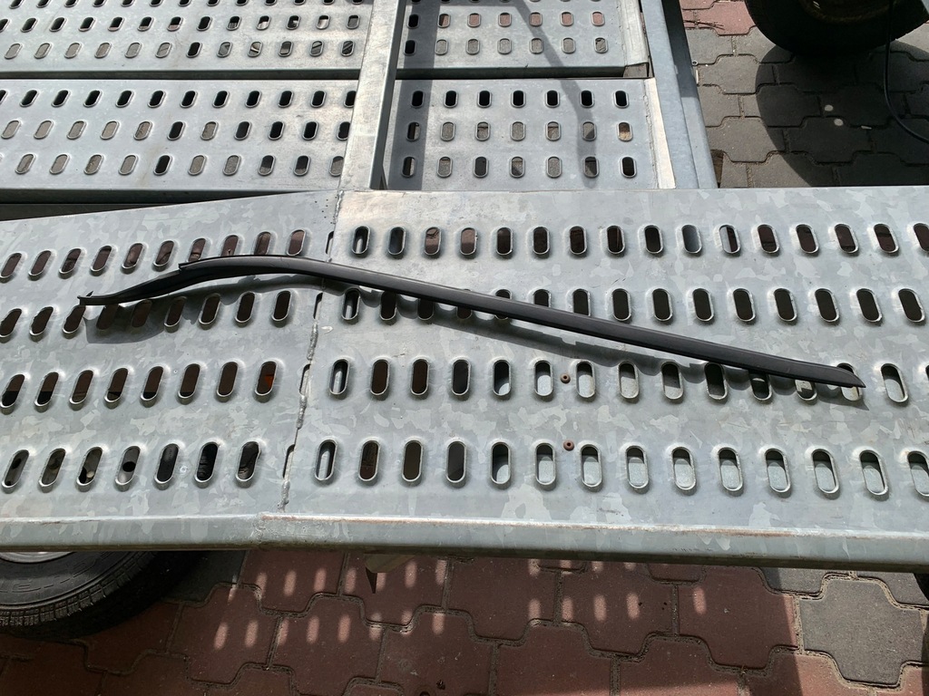 VOLVO XC60 II LISTWA SZYBY CZOŁOWEJ PRAWA PIONOWA - 13621398853 ...