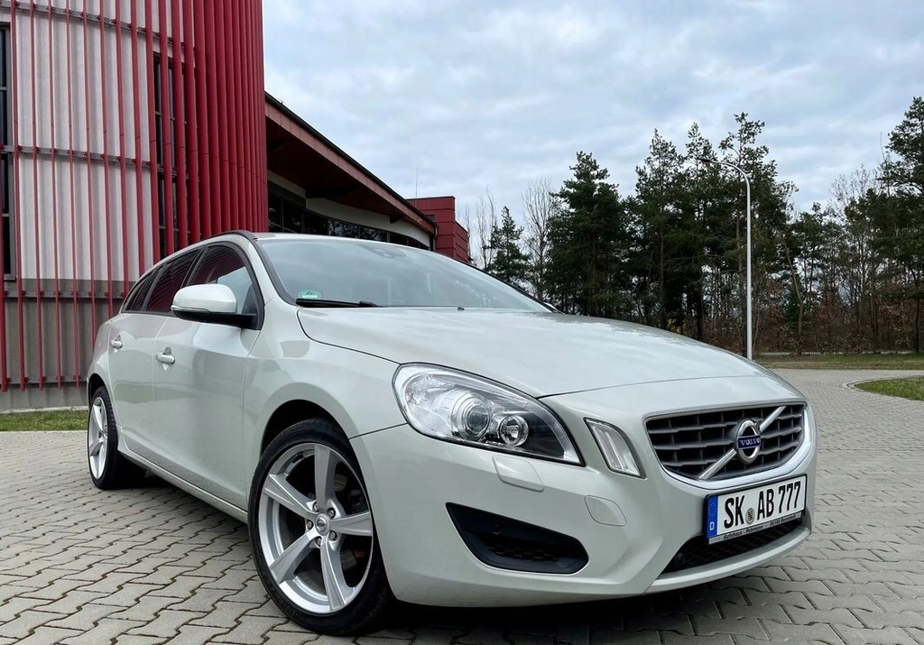 Volvo V60 2.0 Diesel 136KM - 13555870687 - oficjalne archiwum Allegro