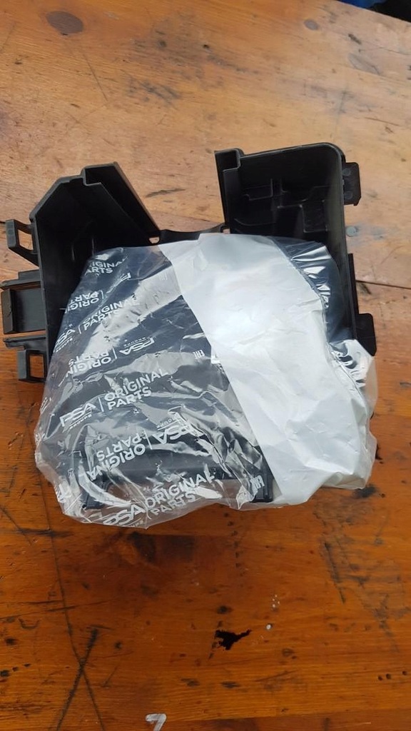 SKRZYNKA BEZPECZNIKÓW OPEL CORSA F 9824510680 - 13781298738 - oficjalne ...