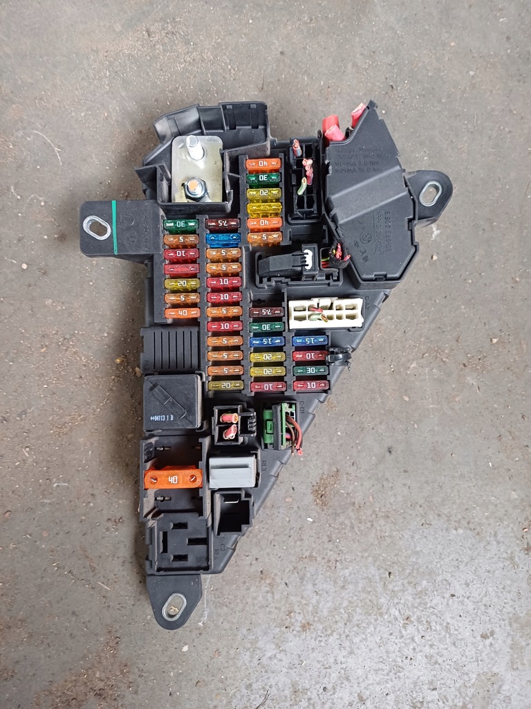 SKRZYNKA BEZPIECZNIKÓW BMW E60 E61 przedlift kpl - 13983690537 ...