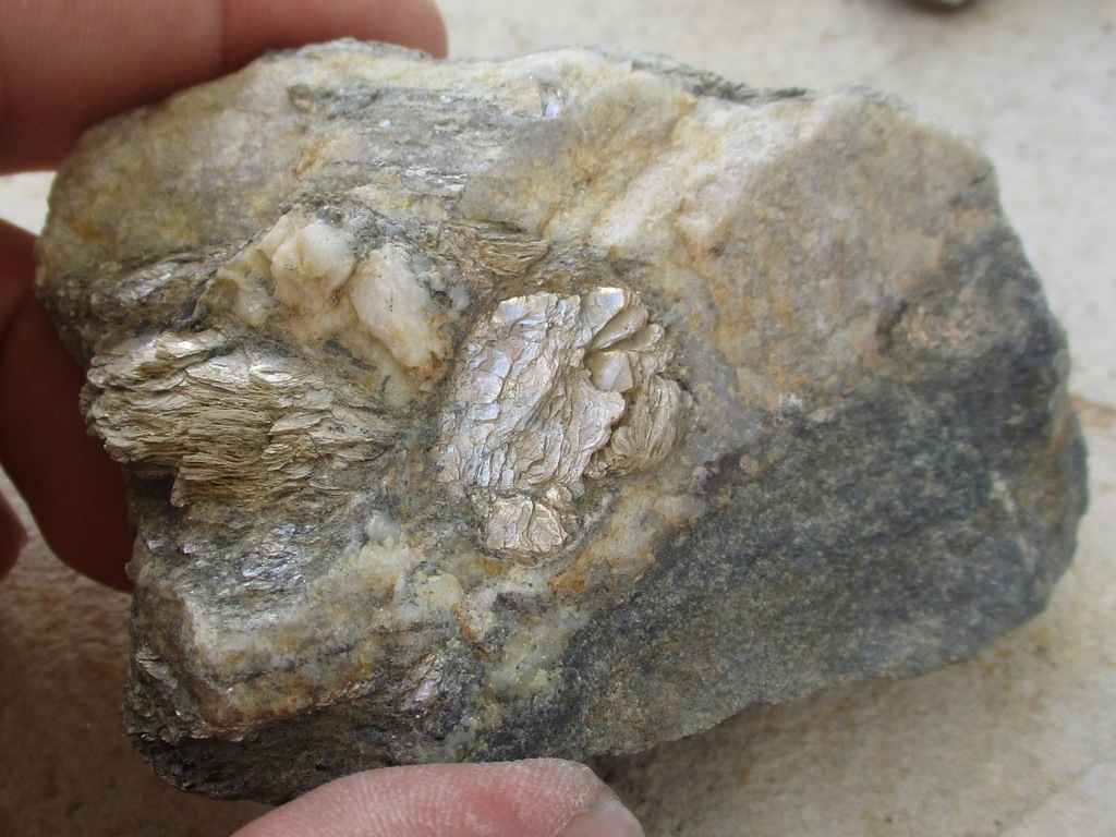 MUSKOWIT w żyle KWARCU w GNEJSIE Pomianów - 8862893675 - oficjalne ...