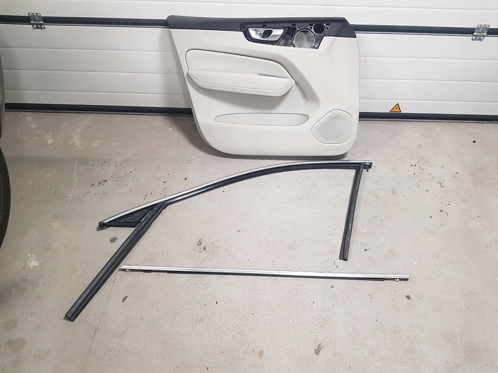 VOLVO XC60 II 18- USZCZELKA DRZWI LEWA LEWY PRZÓD LISTWA ZGARNIAJĄCA ...