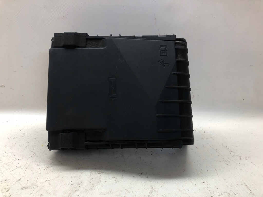 AUDI Q3 SKRZYNKA BEZPIECZNIKÓW 1K0937125D - 13596429096 - oficjalne ...