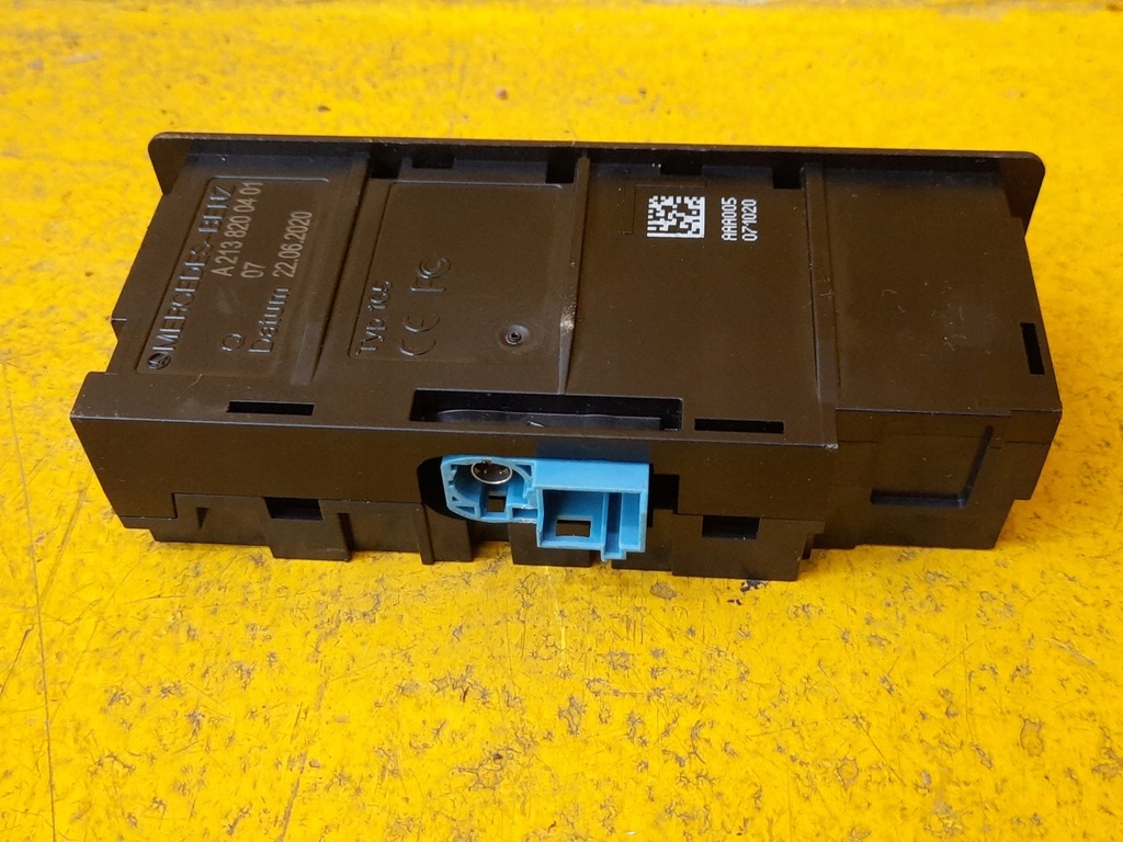 MERCEDES W213 GNIAZDO WEJŚIE USB A2138200401 - 12589961571 - oficjalne ...