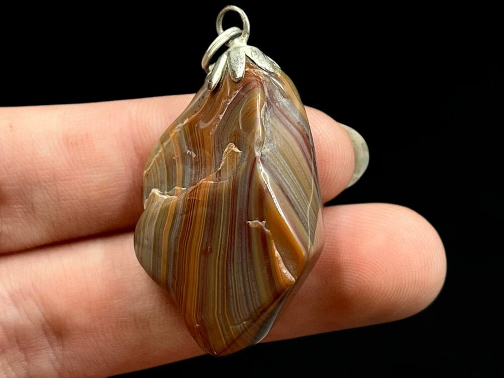 Wisiorek z naturalnego agatu z polski 3.8cm x 2.5cm x 1cm. Minerał ...