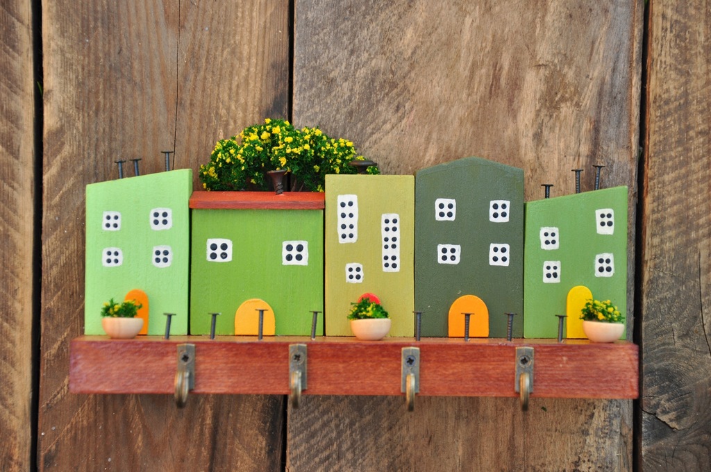 wieszak drewniany na klucze domki uliczka - 12243738940 - oficjalne ...