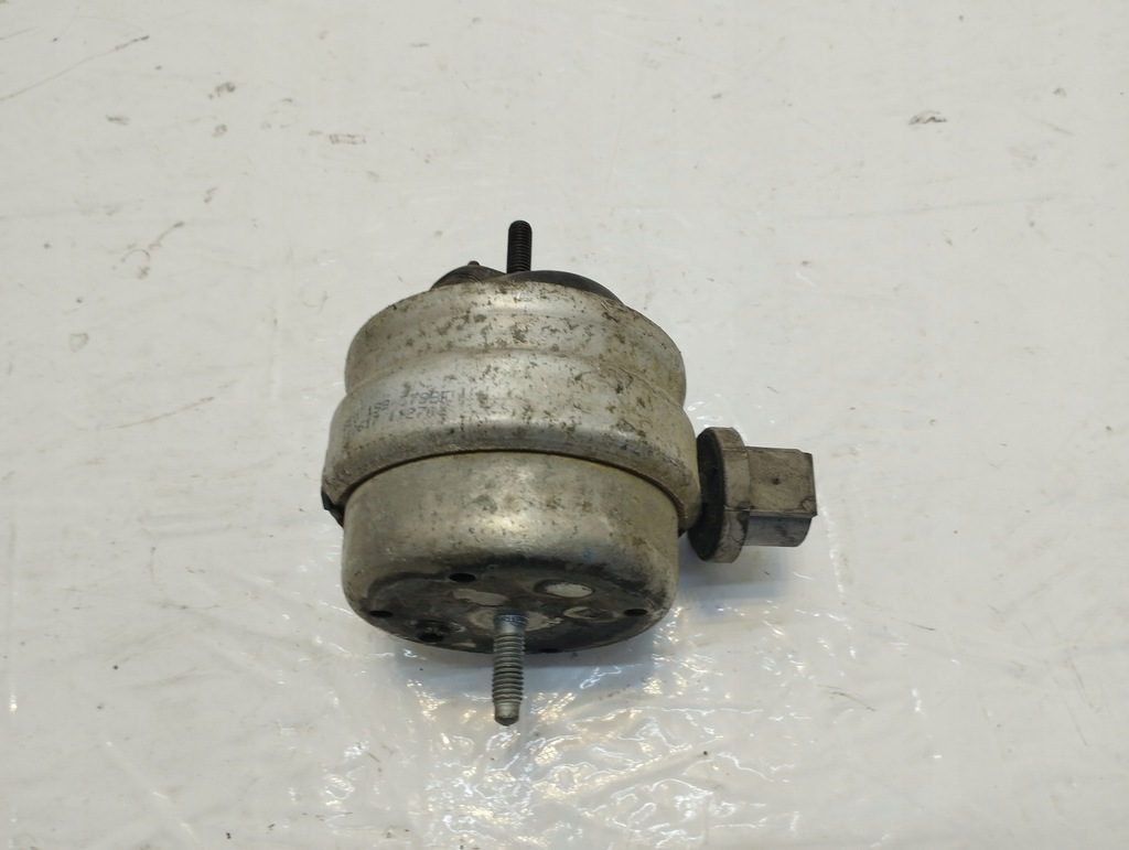 AUDI A4 B7 PODUSZKA SILNIKA 8E0199379BF - 13702983656 - oficjalne ...
