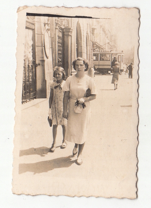 KRAKÓW RYNEK TRAMWAJ REKLAMA ORZEŁ MODA LATA 30 - 11933520528 ...