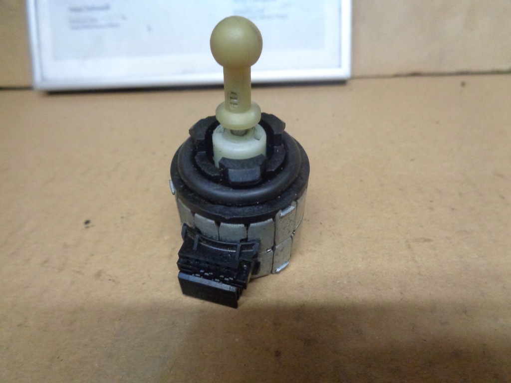 BMW E90 E87 F10 SILNICZEK REGULACJI ŚWIATEŁ LAMPY - 8128371570 ...
