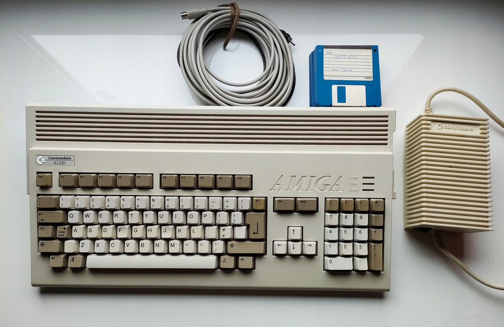 == COMMODORE AMIGA 1200 Amiga Amiga REV 1D4 == - 12636798377 - oficjalne archiwum Allegro
