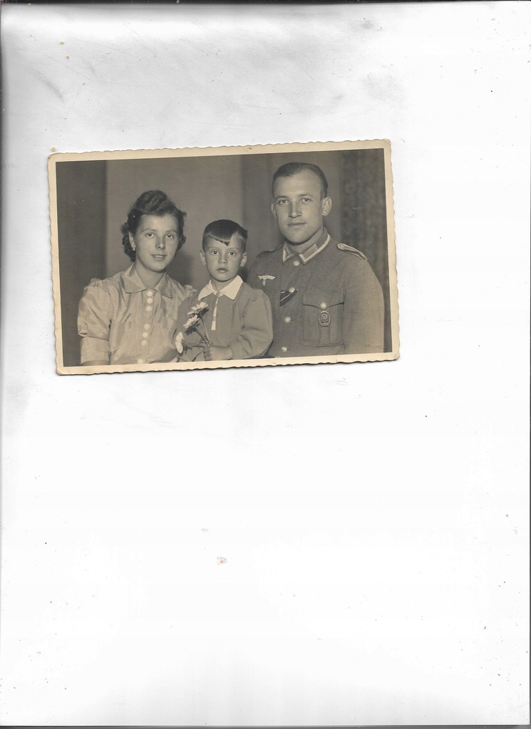 Zołnierz Wehrmachtu z rodziną. Odznaka III Rzeszy - 11959507696 ...