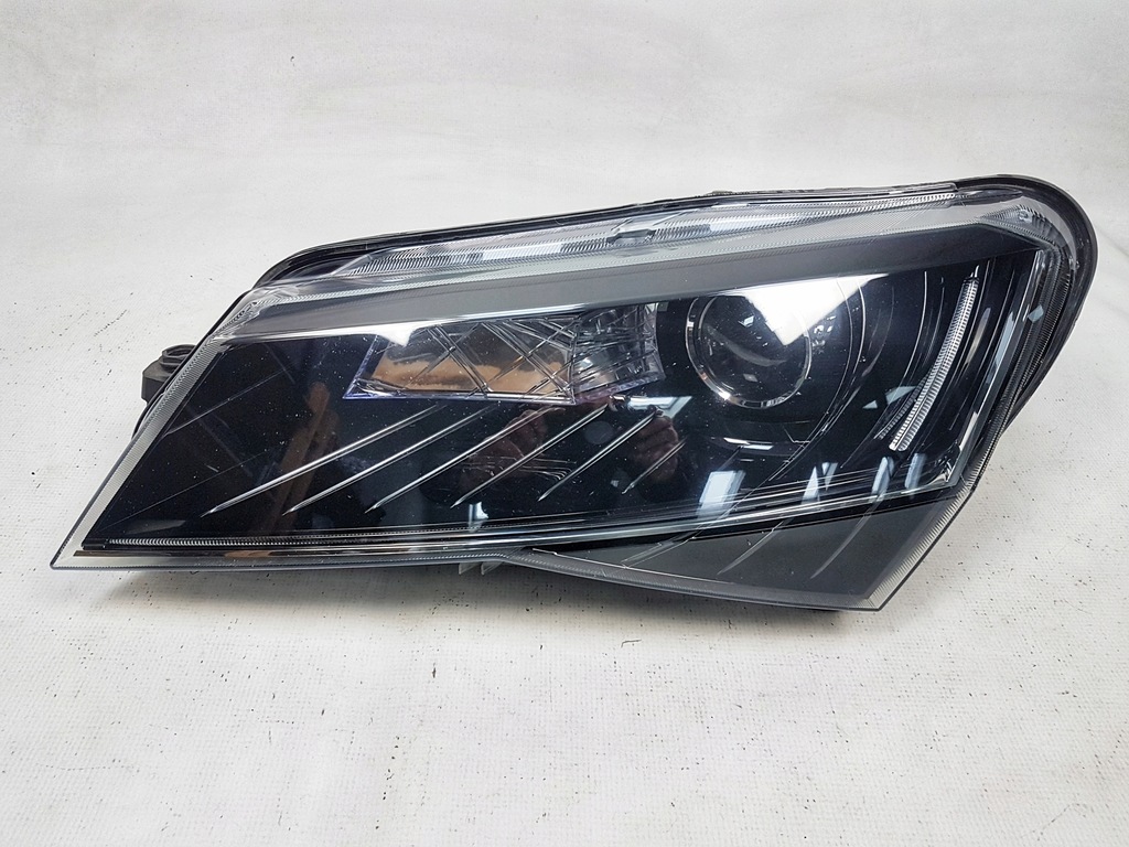SKODA Superb III 3V1 Bi - xenon Led F-V.A.T - 12035683574 - oficjalne ... SKODA Superb III 3V1 Bi - xenon Led F-V.A.T - 12035683574 - oficjalne ...