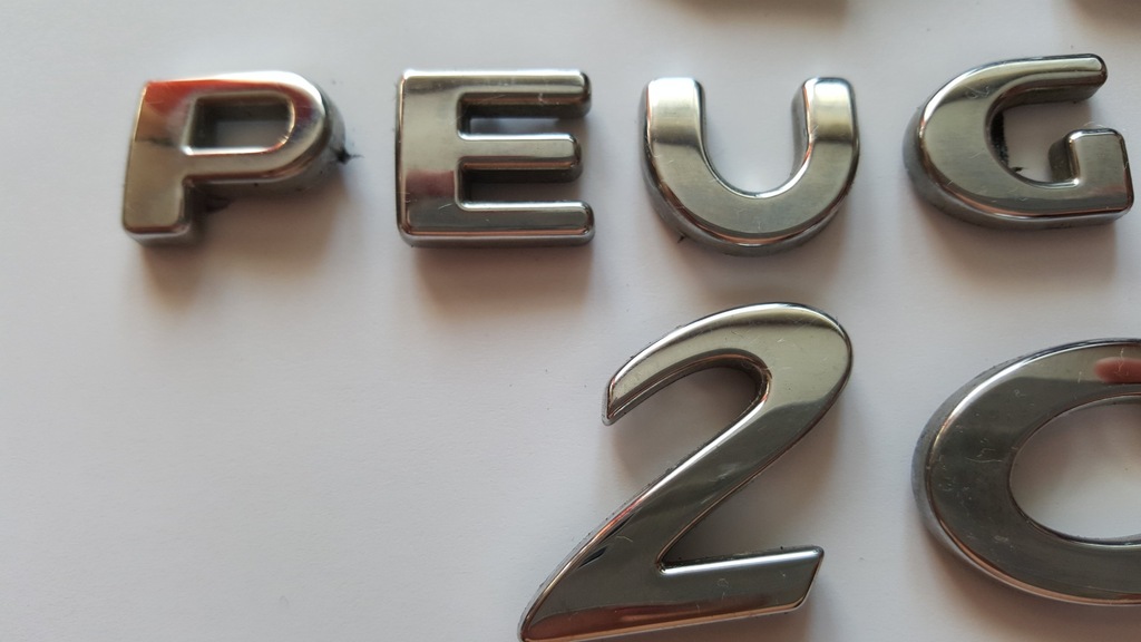 PEUGEOT 207 LOGO EMBLEMAT NA TYLNĄ KLAPĘ ORYGINAŁ - 7452614231 ...
