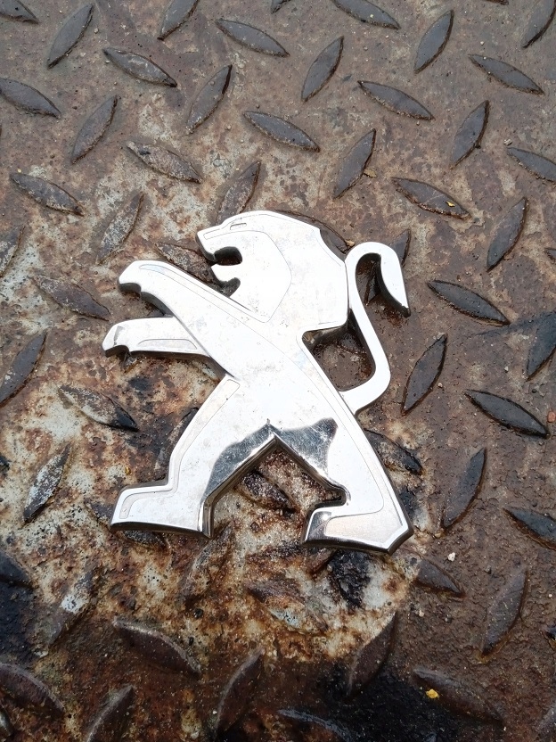 EMBLEMAT ZNACZEK grilla PEUGEOT 2008 II 19- - 13129366088 - oficjalne ...