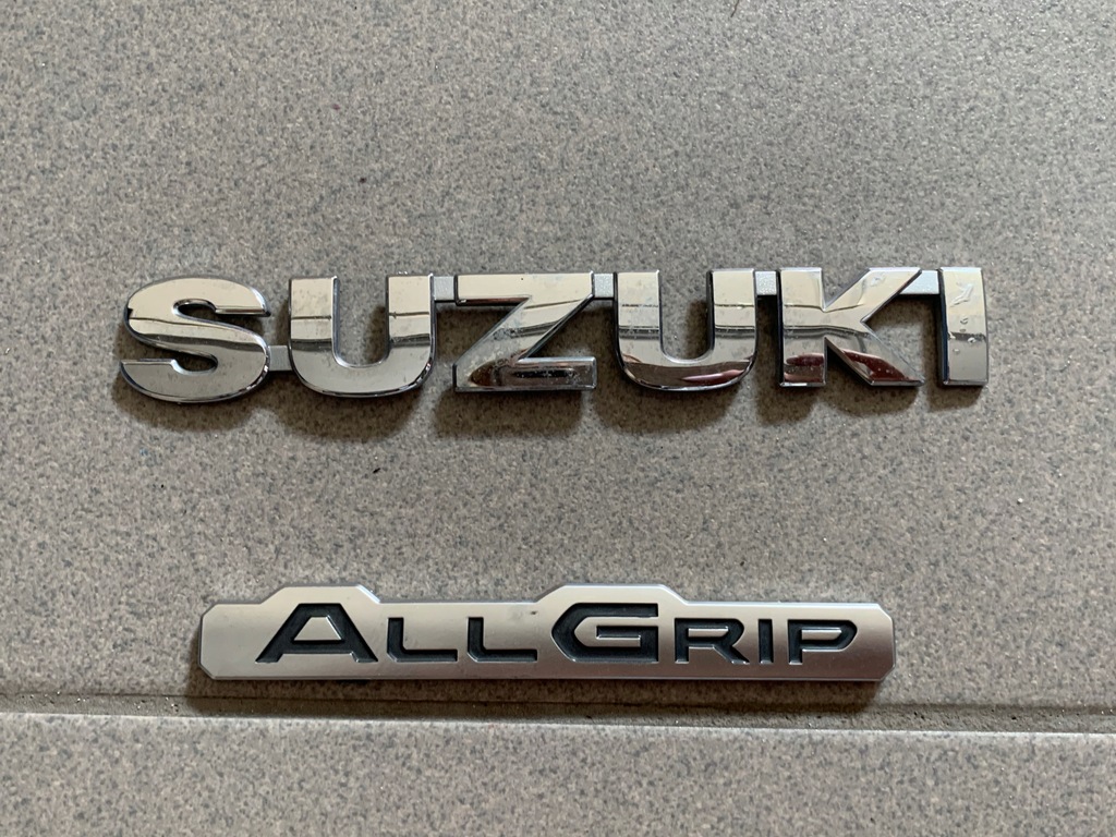SUZUKI ALLGRIP EMBLEMAT LOGO KLAPY TYŁ - 9540239550 - oficjalne ...