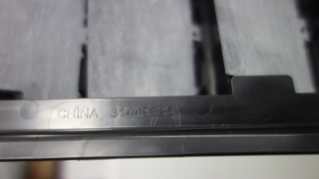 VOLVO KRATKA WENTYLACYJNA KAROSERII 31449325 - 12099815426 - oficjalne ...