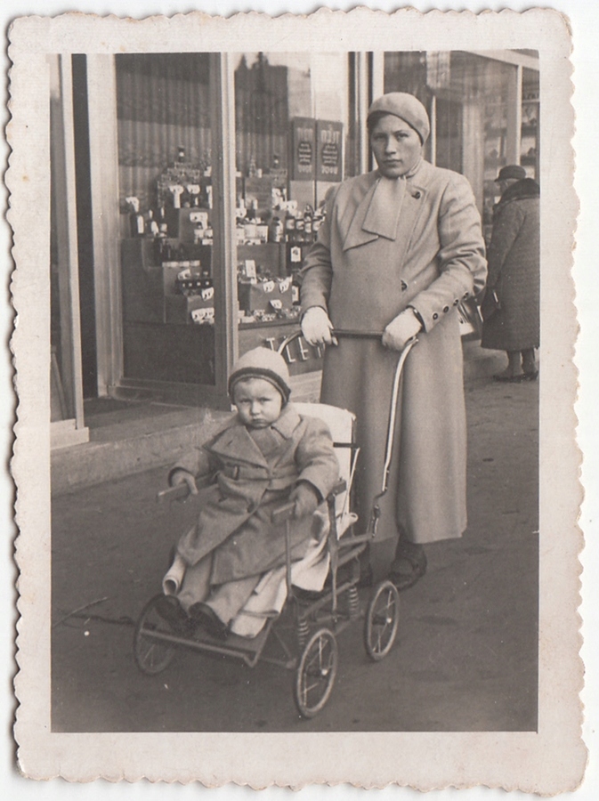 FOTOGRAFIA ULICZNA SKLEP SPOŻYWCZY WÓZEK DZIECIĘCY DZIECKO MODA LATA 30 ...