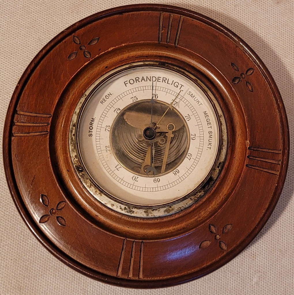 Stary barometr w drewnianej oprawie. - 12608084528 - oficjalne archiwum ...