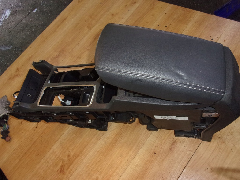 FORD ESCAPE KUGA MK2 TUNEL PODŁOKIETNIK - 13715326833 - oficjalne ...