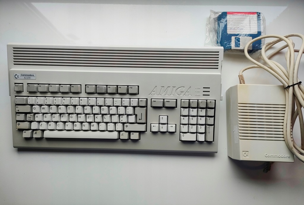 COMMODORE AMIGA 1200 ==== - 13079653732 - oficjalne archiwum Allegro