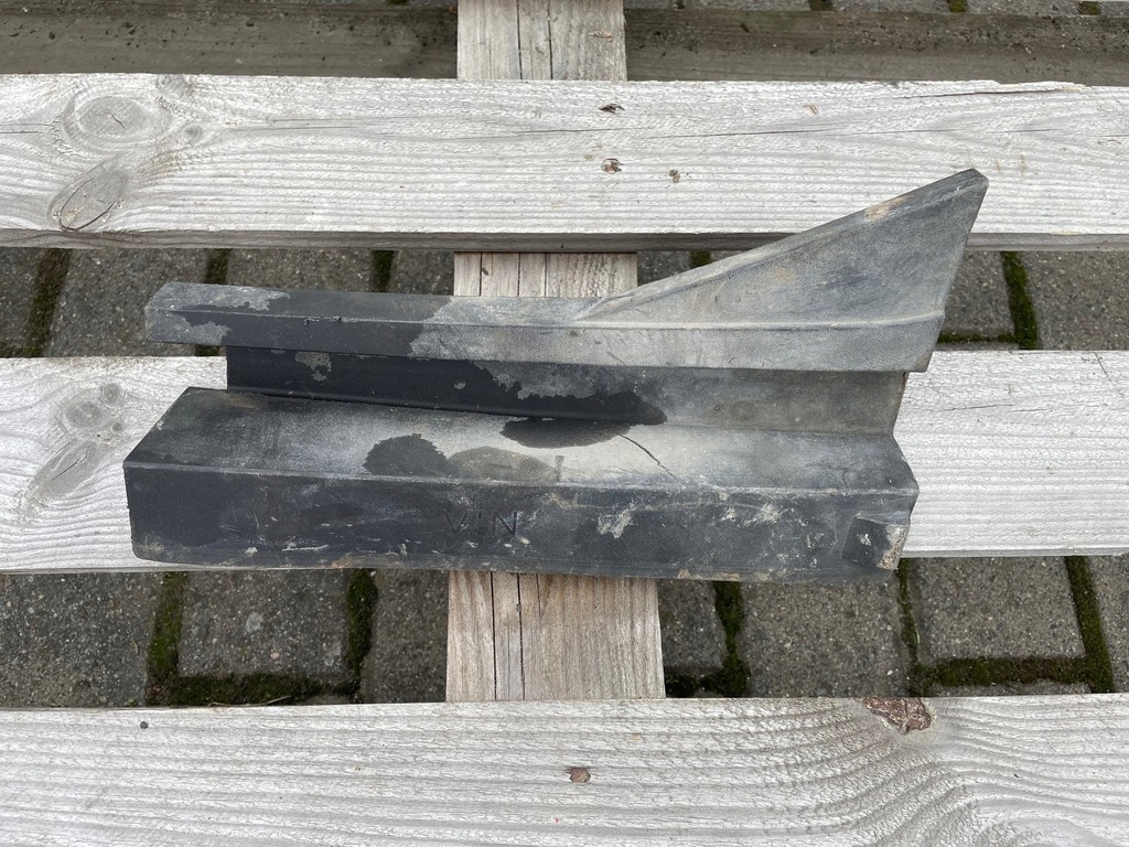 AUDI Q7 OSŁONA PODŁUŻNICY PRAWA 4M0805700A - 12293759419 - oficjalne ...