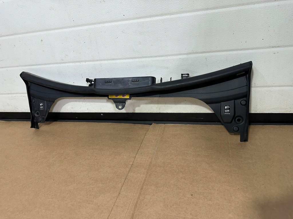 Osłona górna pasa, kierownica powietrza Mercedes C klasa W205 DE ...