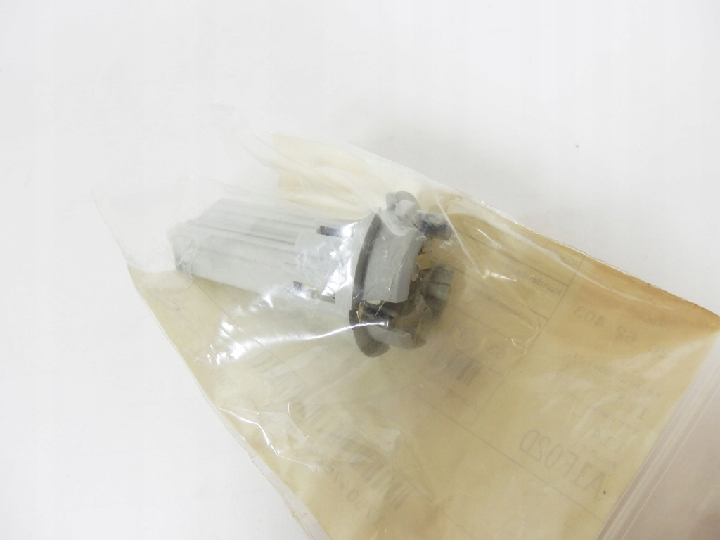 GNIAZDO ŻARÓWKI TYŁ BMW E36 E38 63211387364 - 7736483589 - oficjalne ...