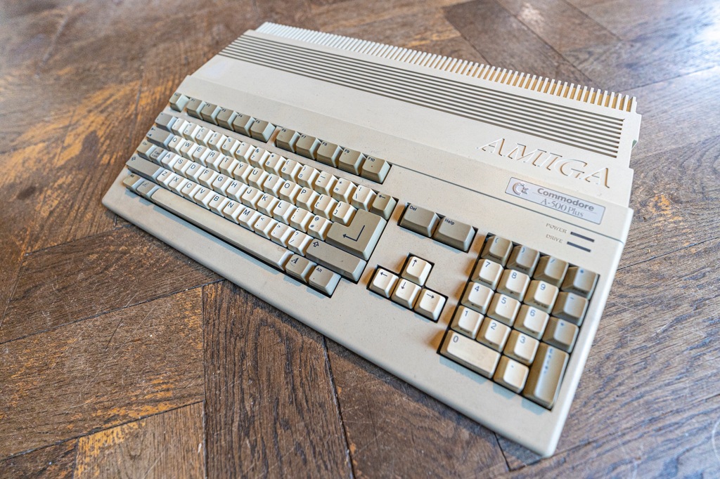 Komputer AMIGA A500 PLUS - 13079689452 - oficjalne archiwum Allegro