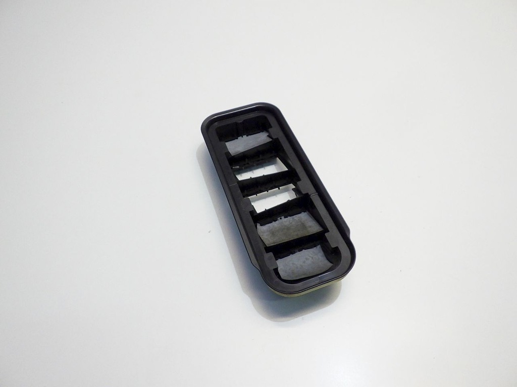 VOLVO XC40 2021 KRATKA WENTYLACYJNA BAGAŻNIKA LEWA - 13432518946 ...